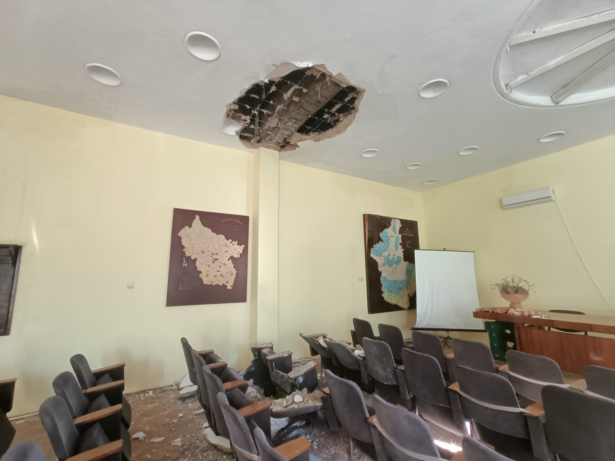 O bucată din tavanul clădirii “Experimentala” s-a prăbușit din senin ...